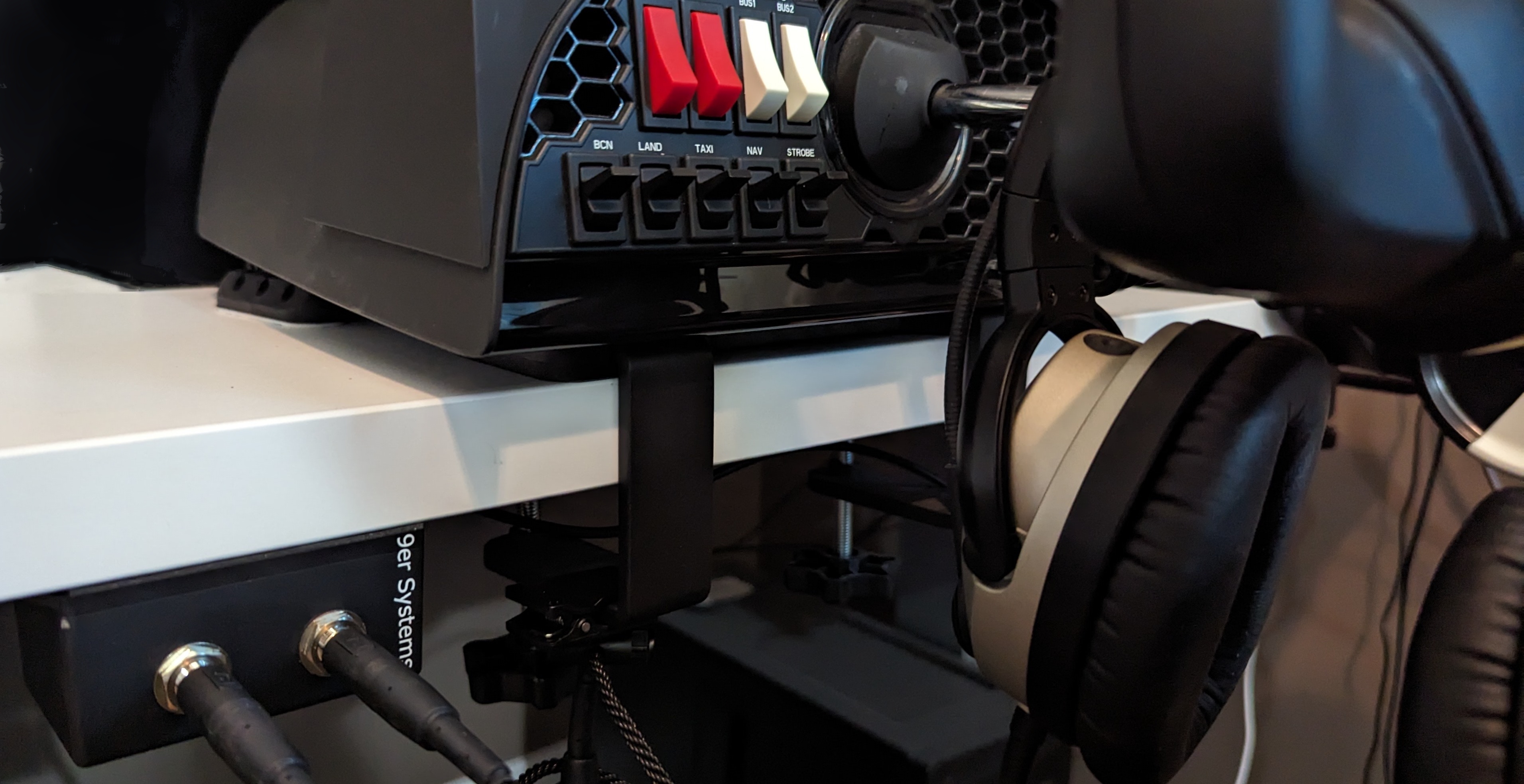 9er Systems | General Aviation headset to USB connector
